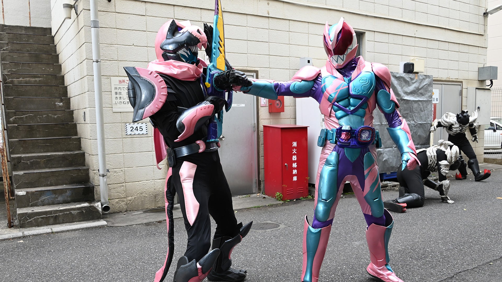 仮面ライダーリバイス 第37話 | Lemino(レミノ) - 映画・ドラマ・アニメや音楽・ライブが見放題 | ドコモの動画配信サービス